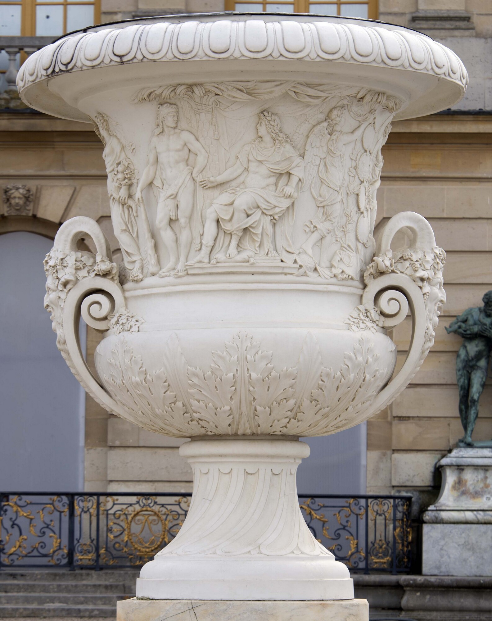 Le vase sculpté dans les jardins de Versailles sous Louis XIV - Les ...