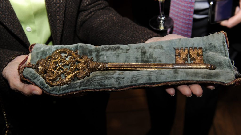 Dans les pas de Liliane de Rothschild mécène du Château et grande Amie ...